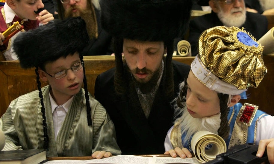 "A World Apart Next Door : Glimpses Into The Life Of Hasidic Jews", au ...